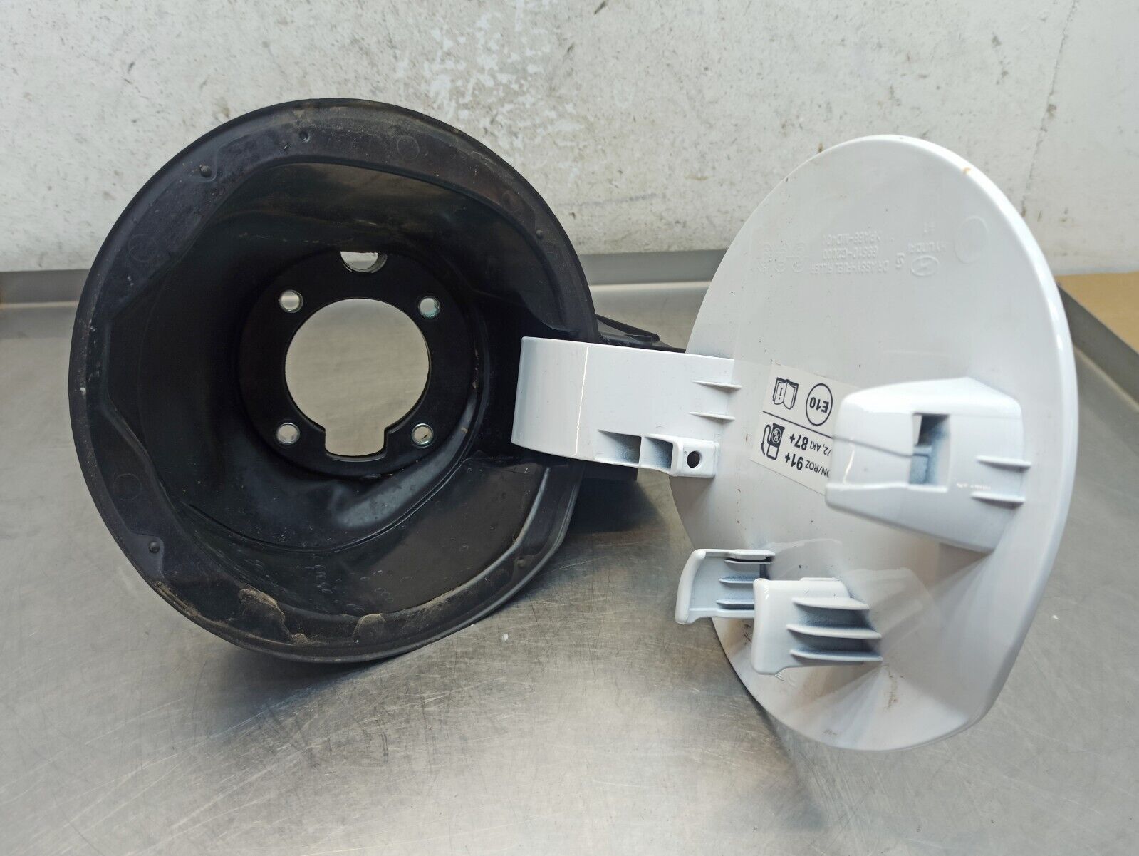 Hyundai Ioniq HEV 2017 2022 WAW White Fuel Filler Cap 69513-G2000 - Image 3
