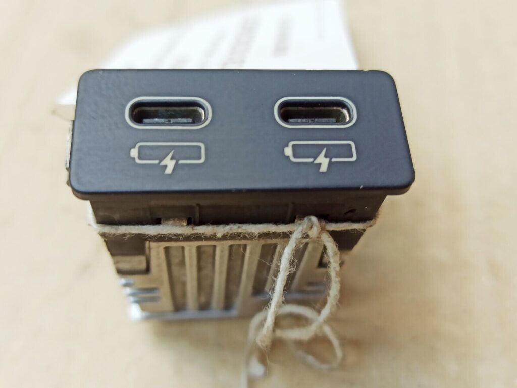 Mini Countryman F60 Hybrid 2018-2021 USB Connector Dual socket 8711938